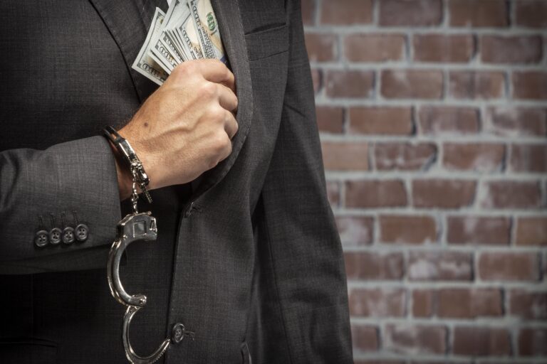 ¿Cómo Denunciar una Estafa de Dinero? - Munill-Tudó Abogados